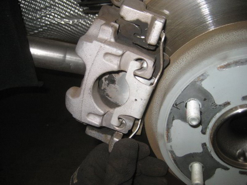 Chrysler-Pacifica-Minivan-Rear-Brake-Pads-Replacement-Guide-044