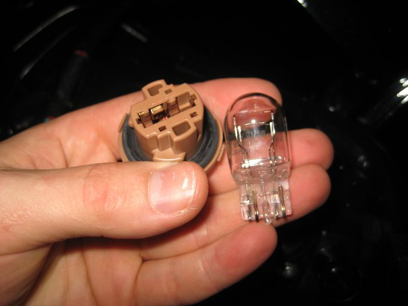 Nissan-Juke-Tail-Light-Bulbs-Replacement-Guide-013